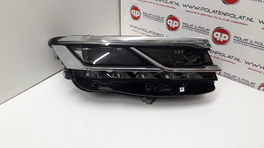 VW Touareg CR7 Matrix Headlight Right before 761941082