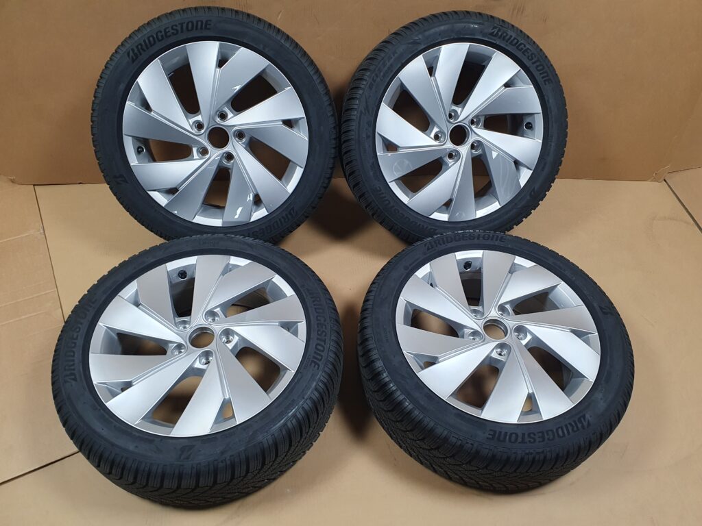 17 Inch Golf 8 5H Rims + Winter Tires
