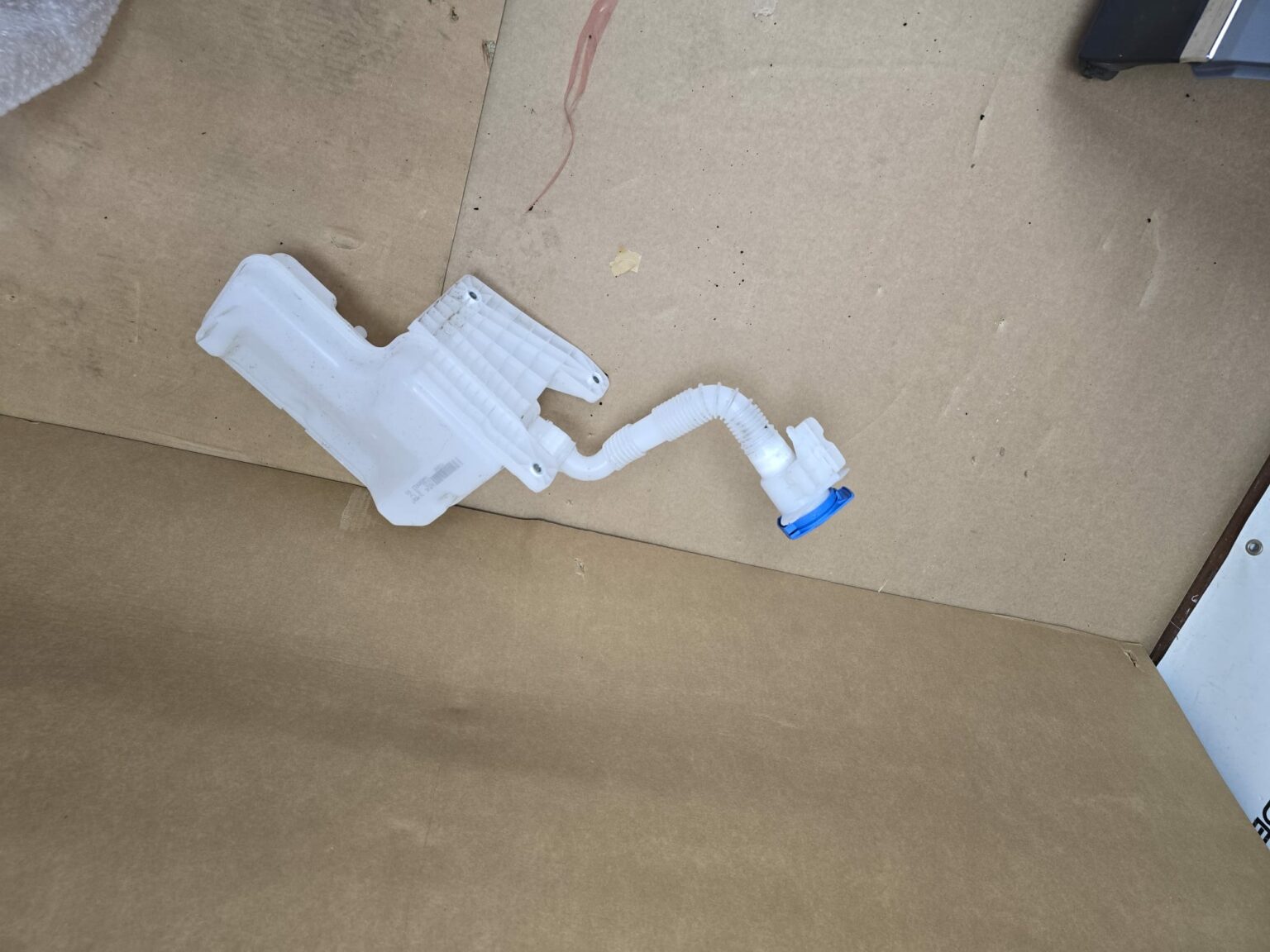 VW Golf 8 Windshield Wiper Reservoir